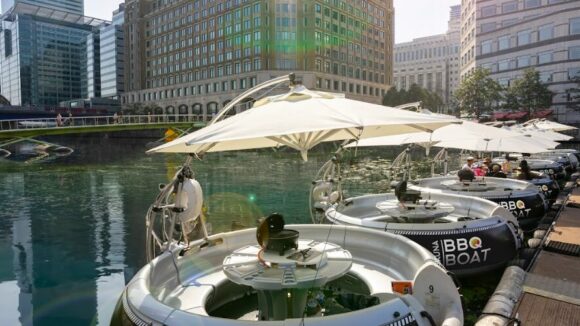 Boating and bbq fun for kids and teens in a Skuna Boat